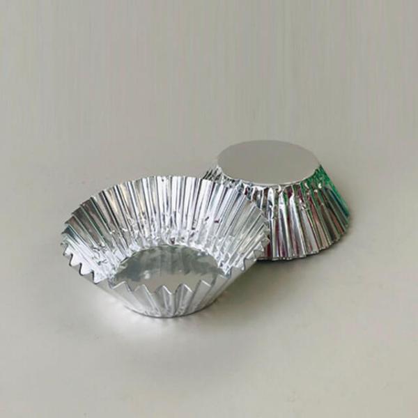 薄手のアルミカップです。マドレーヌやマフィン等の生地を流して焼く場合は、型に敷いてご使用ください。