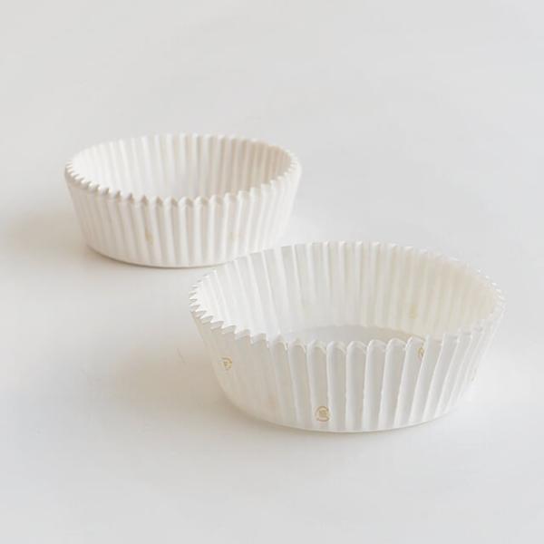 純白紙の裏側にPETフィルムを施した丸型の紙製トレー。生地を入れてそのままオーブンで焼成できます。パン・お菓子に幅広くお使いください。紙マーク入り。