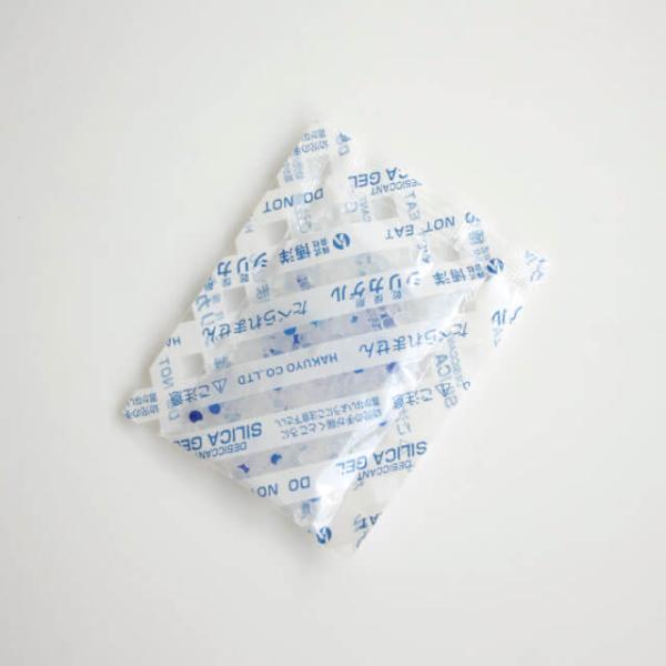 キャンディーや湿気を嫌うクッキーなどの防腐、乾燥にお使いください。主成分である二酸化ケイ素は合成多孔質の物質で広い表面積を有し、吸湿による形状変化がなく化学的に安定で安全性に優れています。特徴として、含水量が増すと青色のシリカゲルが次第に淡...