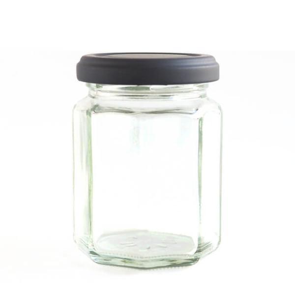 日本製のジャム瓶。蓋はシンプルなデザインのツイストキャップ。作ったジャムを入れるのにも、プレゼントするにもちょうどよいサイズの瓶です。黒のマットタイプの蓋なので、かっこよくおしゃれ。インテリアなどにもご利用いただけます。