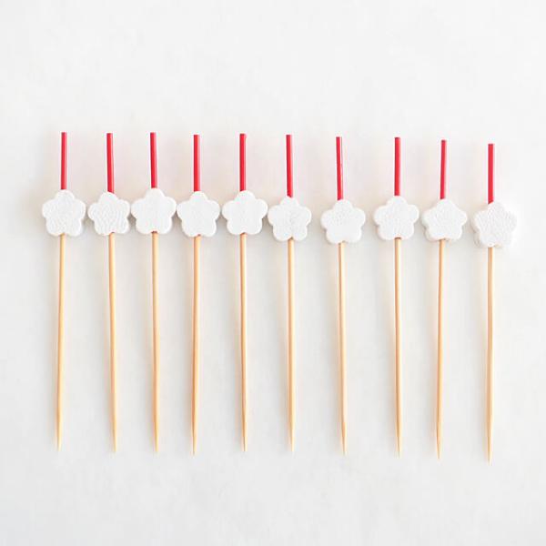 梅の花をイメージして作った花かんざし串。梅の花をイメージした飾り串です。可愛い色合いでお料理をいろどります。お祝いのシーンなどにもオススメです。お料理・弁当・お菓子・果物等やピンチョスパーティーにも大活躍。