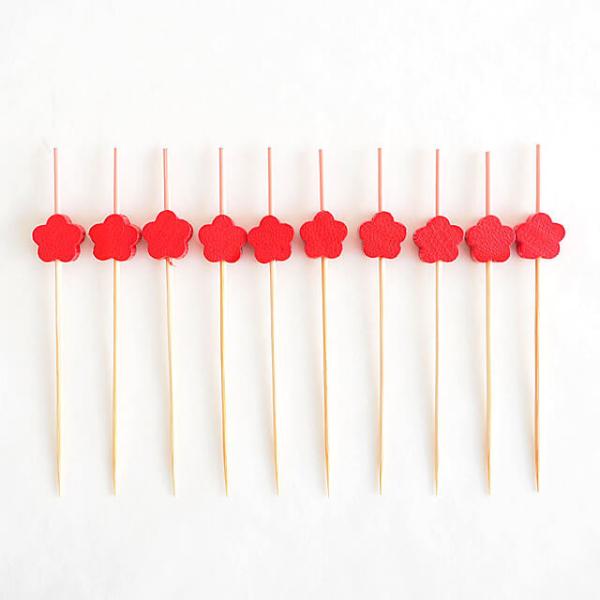 梅の花をイメージして作った花かんざし串。梅の花をイメージした飾り串です。可愛い色合いでお料理をいろどります。お祝いのシーンなどにもオススメです。お料理・弁当・お菓子・果物等やピンチョスパーティーにも大活躍。