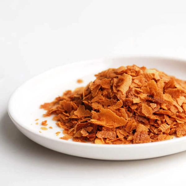 ロイヤルティーヌは、薄いクッキー生地をくだいた商品です。チョコレートに混ぜるとサクサクの食感になります。フランス産のロイヤルティーヌを、使いやすい50グラムに小分けをしております。