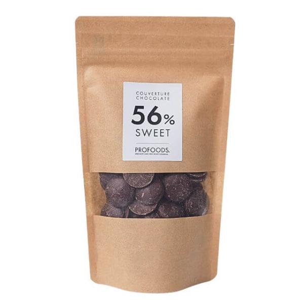 中南米産のフレーバービーンズをブレンド。すっきりとした風味の中にカカオの個性が感じられる、汎用性の高いスイートチョコレートです。天然バニラを使用しています。ひと粒のサイズ：直径約24mm程度の円形状相性の良い素材：ナッツ、クルミ、キャラメル...