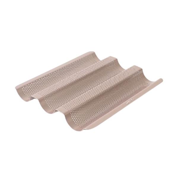 フランスパンを焼く時に使うバゲットトレイです。スチールに、シャンパンゴールドカラーのシリコン樹脂をコーティングしているので、離型性に優れています。中国製。