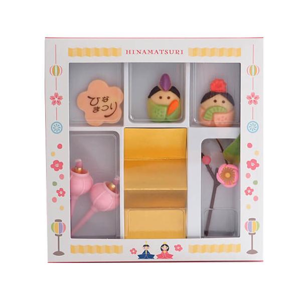 チョコ雛人形1組、チョコプレート1個、ぼんぼり2本（ローソク）、桃の花1本、紙製金屏風1枚が入ったひなまつり用のデコレーションセットです。※ぼんぼり、桃の花、屏風は食べられません。