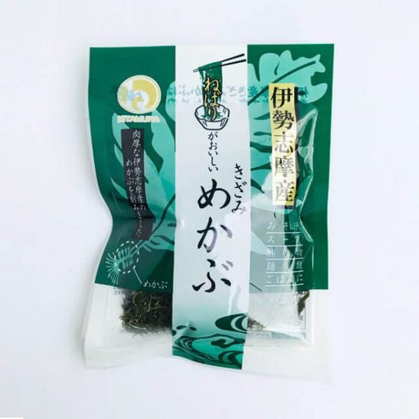 伊勢志摩産のきざみめかぶは豊かな海で育ったわかめの根元近くに出来る胞子葉（ひだ状）を細く刻んだものです。味噌汁、スープ、酢の物、麺類ｌ、ごはんなどにお使いください。