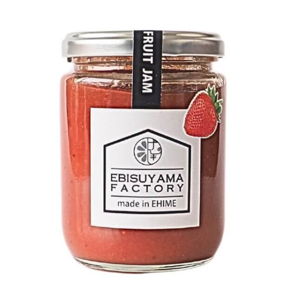 愛媛県産のいちごを使った、甘さ控えめで優しい味わいのフルーツジャムです。パンはもちろん、ヨーグルトやバニラアイス、パンケーキやスコーンなどにデザートソースとしてご使用ください。