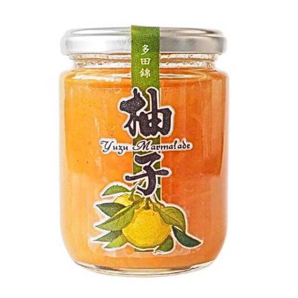 愛媛県産の柚子を使用。素材本来のほどよい苦味と控えめな甘さ、果皮がたっぷり入ったマーマレードジャムです。パンにつけるのはもちろん、ヨーグルト、柚子茶、お菓子作りやお肉の下味にも。