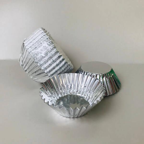 薄手のアルミカップです。マドレーヌやマフィン等の生地を流して焼く場合は、型に敷いてご使用ください。