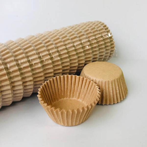 ナチュラルな茶色のグラシンカップ生地がつきにくい両面シリコン加工紙を使用しています。マフィンカップとしてブリキなどのマフィン型に入れてご利用ください。