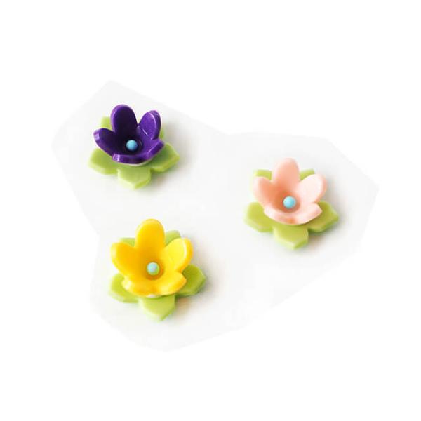 ケーキを楽しく彩りましょう！！カラフルなお花のチョコレートです。サイズ：Φ20mm
