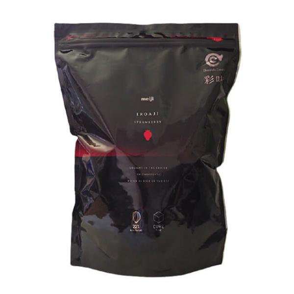 チョコレート生地を作る最初の段階でいちごを練り込んでいるため、新鮮ないちごの風味と、チョコレートのなめらかな食感がそのまま生きています。