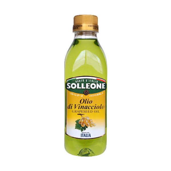 グレープシードオイルは乾燥させたブドウの種を圧搾し、精製して作られます。100mlのグレープシードオイルを作るのには、10kgのブドウが使われます。グレープシードオイルはノンコレステロール。