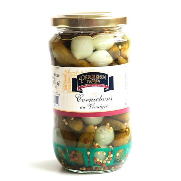 極小きゅうりを香辛料を加えたビネガーに漬け込んだピクルス。おつまみやサンドイッチ、肉料理、カレーライスなどの付け合せにどうぞ。