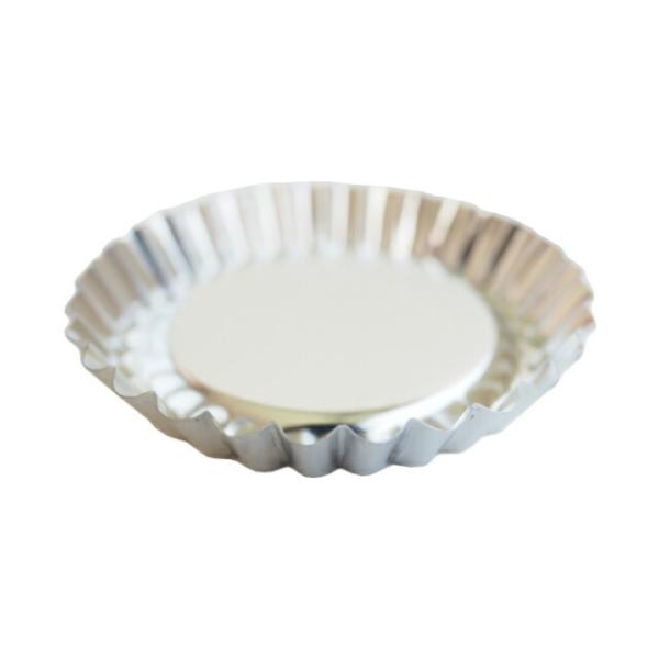 底の中央部分が盛り上がっていて側面は波。小型のケーキマドレーヌ用の型。