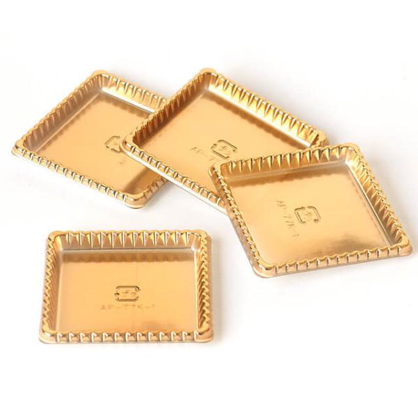 ケーキを引き立てる、高級感のあるゴールドのケーキトレーです。また、チョコレートを流し入れてナッツやアラザン、ドライフルーツなどお好みでトッピングするとオシャレで簡単にマンディアンを作る事が出来ます。