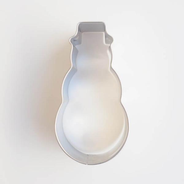 帽子をかぶっている雪だるまの形をしたクッキー型です。焼きっぱなしの素朴なクッキーはもちろん、アイシングクッキーにもオススメです。※こちらの商品は、製造上や輸送上やむをえない小さな傷がついている場合がございます。あらかじめご了承くださいませ。...