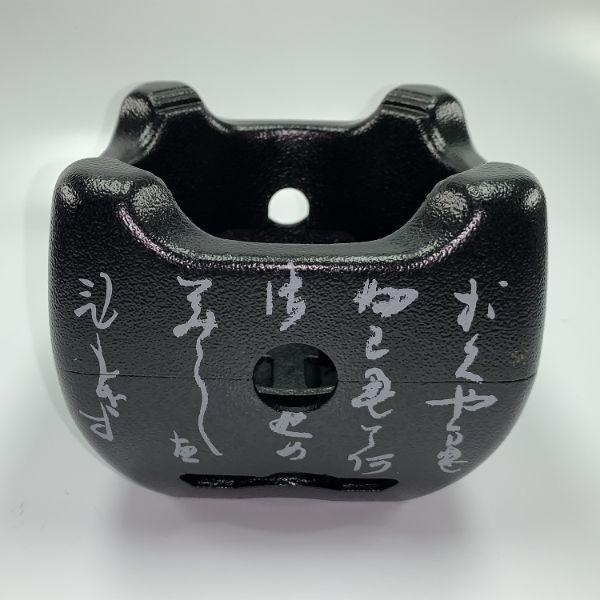 昔ながらの和の風合いをアルミ合金にて再現いたしました。そのまま食器洗浄機に使用できるため衛生的にも優れています。また、炭の場合(炭入れ使用)燃焼効率が良いように構造設計しています。