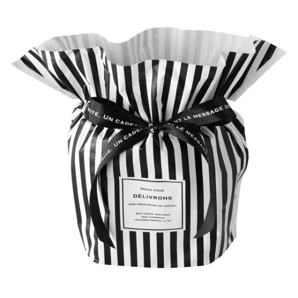 お花屋さん向けに作られたポットカバーです。シンプルな白黒のストライプが印象的な高級感のあるなポットカバーが、お花の魅力をさらに引き立てます。苗を入れてリボンを結ぶだけで、簡単に素敵なラッピングが完成します。[マチ形状]底マチ。両面異デザイン...