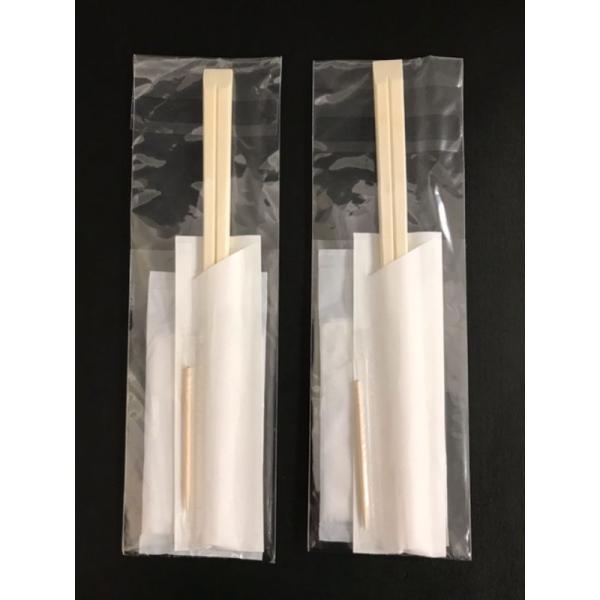 割箸・妻楊枝・紙おしぼりを1セットにまとめた製品です。各資材をバラバラで毎度渡す手間が省けます。紙おしぼりは乾燥しやすいため、直射日光・高温多湿な場所での保管はご遠慮ください。保管状況により差はありますが、概ね3カ月以内でのご使用を推奨して...