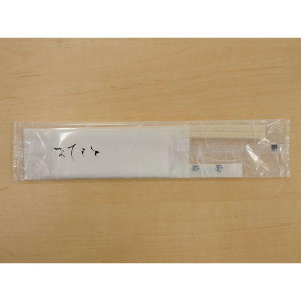 おしぼりと裸の割箸、爪楊枝の3点を和風の雲流柄デザインで包装したセット商品。テーブルやお弁当にコンパクトに添えられるスリムなサイズで、お店のサービスUPと配膳の省力化に貢献します。