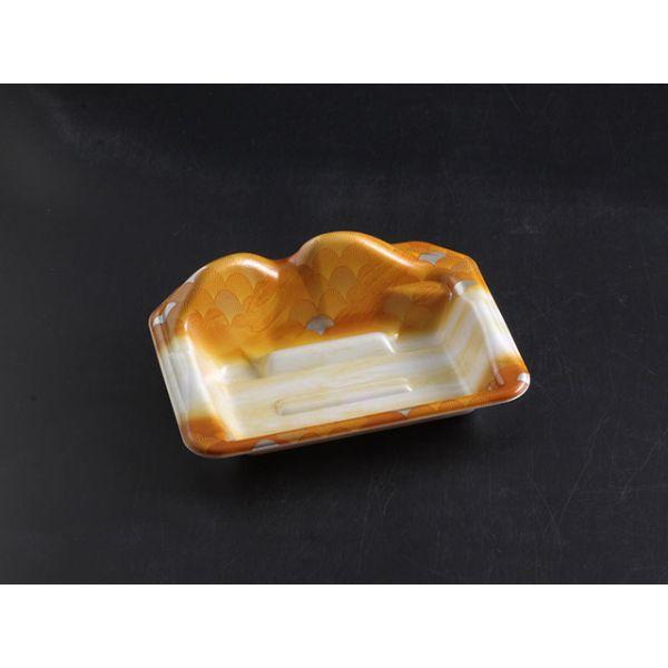 盛り上がりリブで刺身の角を立たせボリューム感のあるきれいな盛付けを実現。ブリッジの山と山の間の大きな曲面構造により、ラップによる漏れを防ぎます。本体のみ、蓋は別売りです。[盛付け目安]刺身1点盛。