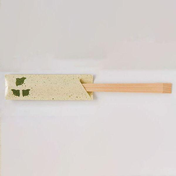 伊藤園の製造工程で排出されるお茶殻を使った「茶殻リサイクルシステム」により誕生した茶殻入り箸袋です。「おーいお茶」のお茶の香りと抗菌・消臭効果があります。250枚帯×2のシュリンク包装です。
