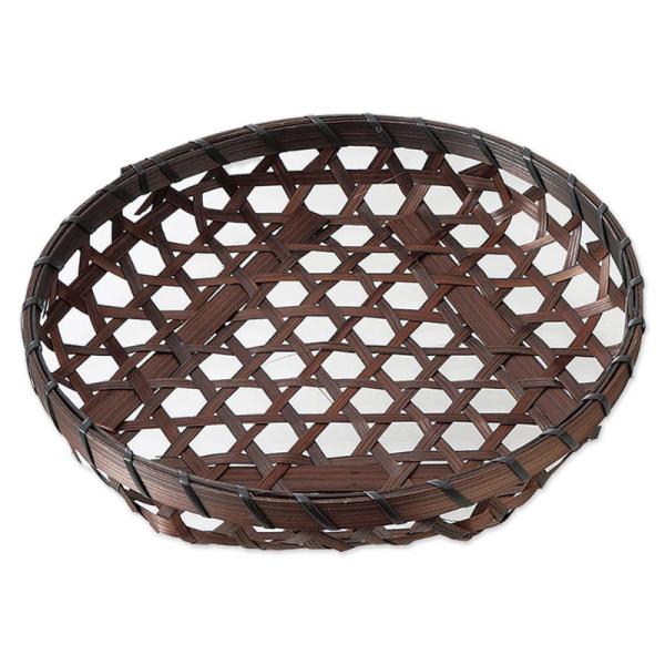 天然素材の竹を伝統的な六ツ目編みで編まれた茶染のメザル。竹は軽くて通気性の良い素材のため、和食の前菜や天ぷら、季節の果物の盛り付けなど和の演出に最適。自然素材ならではの温もりと、落ち着いた茶染の色合いがテーブルに上品な和の風場を添えます。 ...