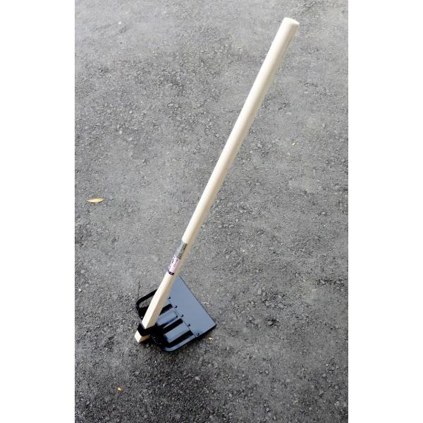 ※こちらの商品は送料無料ですが、沖縄県、一部離島地域におきましては別途で送料が発生致します。詳細は御購入後に送料変更メールをお送りしますのでそちらをご確認ください。土木作業や農作業、側溝の泥のかき出しなどあらゆる場面で活躍します。刃物の街新...