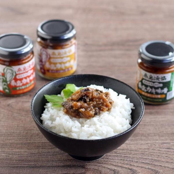 ごはんに、ピザに、お肉にも♪いろいろなお料理に糸島カキとお味噌をトッピング！ピリ辛ニンニク味、ゆず胡椒味、九州醤油バター味を楽しめます♪ほかほかご飯に乗せると、牡蠣の風味が引き立つ♪最強・ご飯のお供です！◆糸島カキをたっぷり約40％も詰め込...