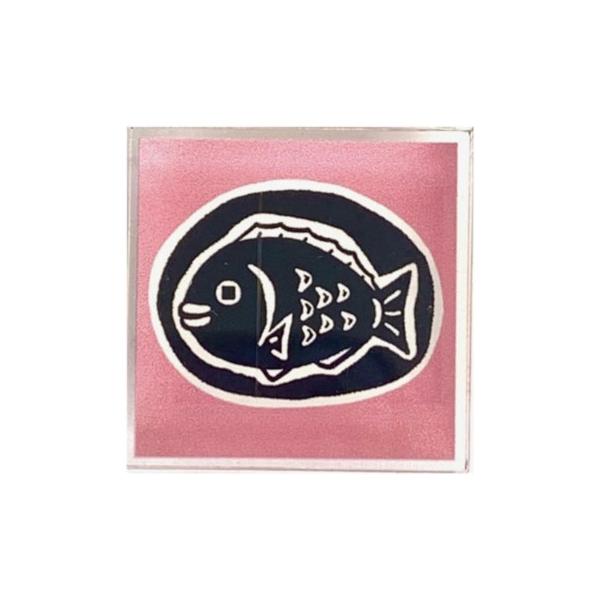 【メール便対応】消しゴムはんこ作家とみこはんデザインのイラストスタンプアクリルブロックにカラー印刷をして華やかで飾っても可愛いスタンプ。鯛がお皿にのっているデザインです。茶色のインクで押すとたい焼きに。【あすつく対象外商品】【お取り寄せ商品...
