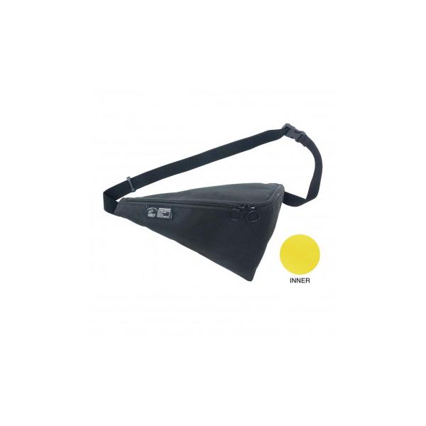 三角のフォルムが特徴的なボディバッグアシンメトリーな三角フォルムとベーシックカラーで、ユニセックスにお使いいただけるボディバッグです。斜めに掛けるベーシックな持ち方はもちろん、ウエストポーチにもなるので、コーディネートに合わせて様々な使い方...