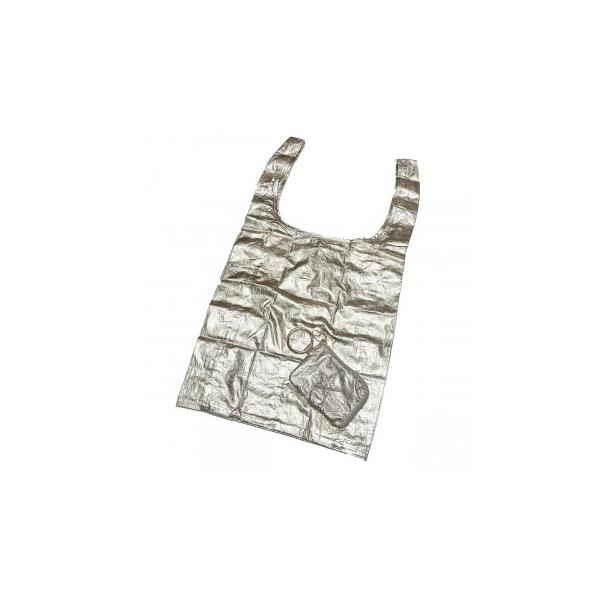 メタリックナイロンを使用したエコバッグキラキラ輝くメタリックナイロンを使用した、お買い物の必需品、エコバッグです。専用のファスナー付ケースで収納にも困りません。付属の丸カンでバッグやポシェットにも吊り下げが出来ます。軽量のナイロン素材で、持...