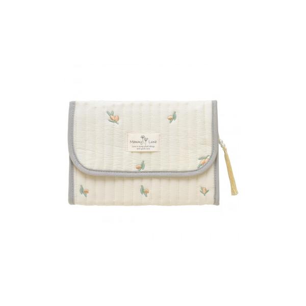 このケース1つに大切なものをひとまとめバッグの中を整理できてママのストレスを軽減します。A5判が入る大きめサイズで整理して使いやすいです。ジャバラタイプなので取り出しやすく、ボタンでらくらく開閉できます。通帳入れなどマルチケースとしてもお使...