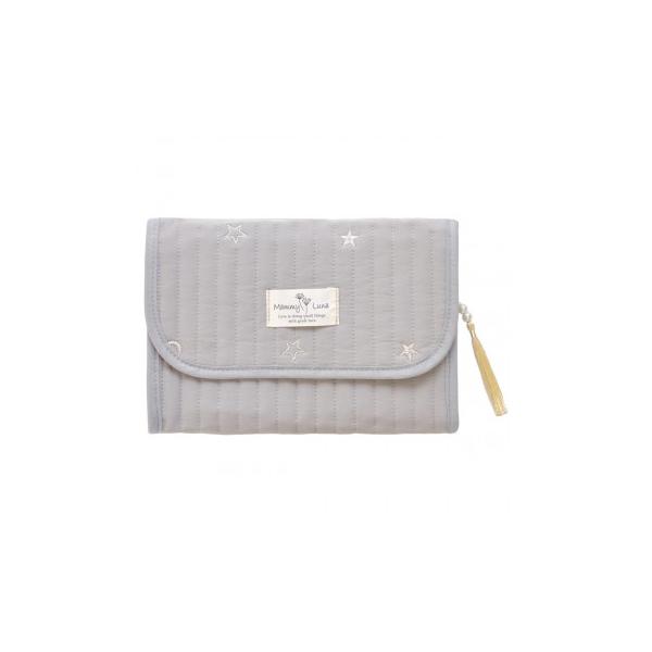 このケース1つに大切なものをひとまとめバッグの中を整理できてママのストレスを軽減します。A5判が入る大きめサイズで整理して使いやすいです。ジャバラタイプなので取り出しやすく、ボタンでらくらく開閉できます。通帳入れなどマルチケースとしてもお使...