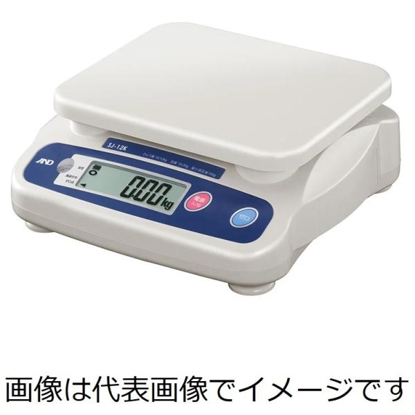 ■検定付きはかり SJ-5000の特長●取手部のある持ち運びやすい構造●全高が低く、計量物の載せ降ろしが容易●・大型液晶 文字高25mm●オートパワーオフ機能：5分以上動作しない場合は電源オフ(機能オフも可)●風袋引き機能：容器を乗せた状態...