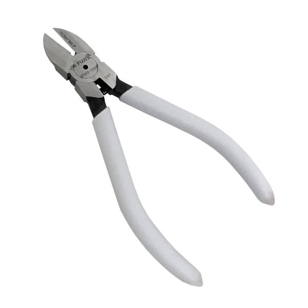 【商品概要】実寸:131mm重量:90g切断能力(樹脂):Φ3.0mm刃の形状:ラウンド刃、片刃【商品説明】【商品詳細】ブランド：フジ矢(Fujiya)商品種別：プラスチックニッパ商品名：フジ矢(Fujiya) 片刃プラスチックニッパ(ラウ...