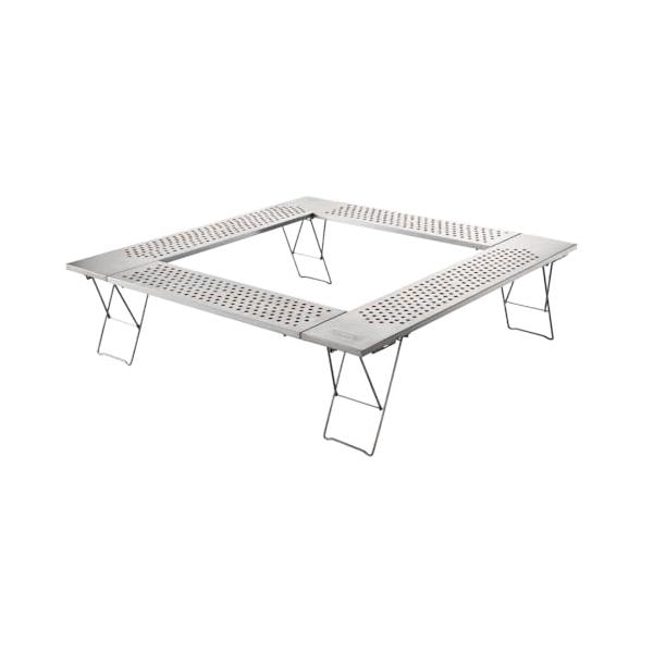 【商品概要】【使用シーン】アウトドアやキャンプ、バーベキューなどで焚火台やグリルなどを囲んで使用できるテーブルです。【高い耐熱性】天板は放熱効果を高めるパンチング加工がされており、焚火で熱くなり過ぎることを防ぎます。ダッチオーブンなど熱い調...