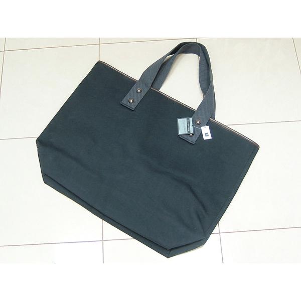 ■新品 タグ付■ギャップGAP■大容量トートバッグで高密度綿100％表地と裏地の間にポリウレタンを挟んでいるような生地で適度に厚みがあり、低反発の風合いある生地■内部にはファスナー付ポケット1付と仕切りポケット1付です■サイズ 横53縦38...