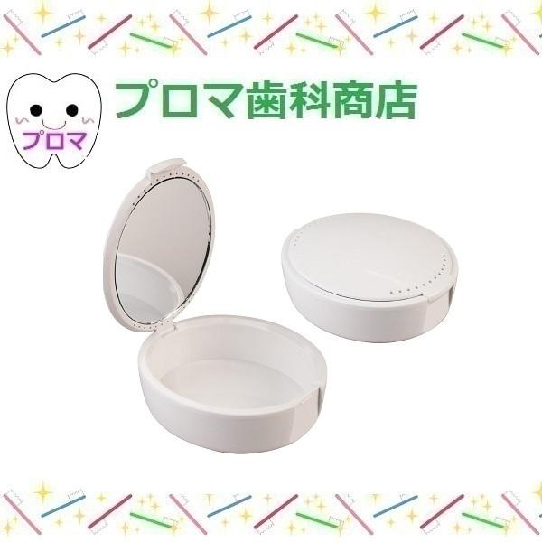 ●デンチャー（片側）、リテーナー、顎間ゴムなどにどうぞ。●通気口付き（ふた手前と奥に各12穴）。●素材：プラスチック●（外寸）約82×74×30mm、●（内寸）約71×62×19mm●中国製