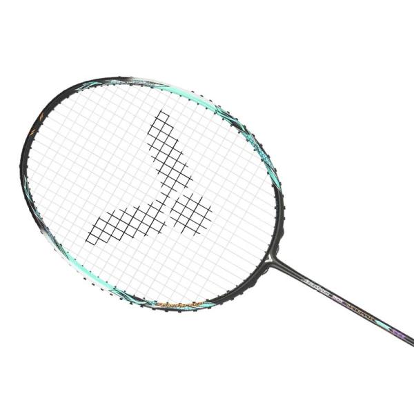 メタリックカーボンファイバーを採用したフレームと木製グリップの組み合わせにより、シャープで連続したドライブを打つことが可能になり、攻撃の制度が上がる。スピードがあり相手の裏をかくプレーを得意とするプレーヤーにとって、最適な選択肢になる。グリ...