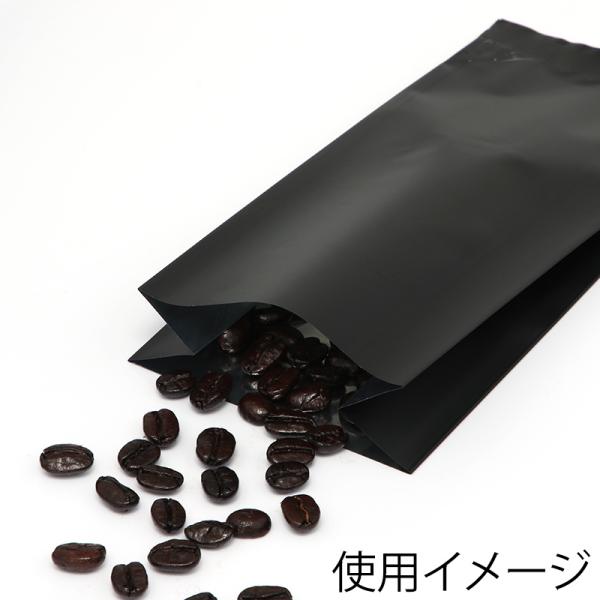 ●サイズ：幅８０／全体幅１２５×高１８０ｍｍ（マチ目安：４５ｍｍ）●カラー：黒コーヒー豆専用の販売用袋です。逆止弁付で豆から出る炭酸ガスを外に排出し、外気の侵入を防ぎ鮮度を保ちます。シックなマット黒タイプです。内側アルミ加工で遮光性にも優れ...