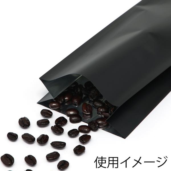 ●サイズ：幅９０／全体幅１３５×高２５０ｍｍ（マチ目安：４５ｍｍ）●カラー：黒コーヒー豆専用の販売用袋です。逆止弁付で豆から出る炭酸ガスを外に排出し、外気の侵入を防ぎ鮮度を保ちます。シックなマット黒タイプです。内側アルミ加工で遮光性にも優れ...