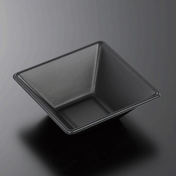 外寸：156×156×55mm○美しいフォルムとディテールにこだわった新素材プラスチック製の惣菜容器です。和洋中エスニックなどさまざまなカテゴリーに対応します。軽さと強さを両立したきめ細かなポリプロピレン発泡層とPPF無発泡層との積層構造の...