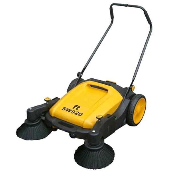 【メーカー直送品■１〜３営業日出荷予定】プロ用手押しスイーパーSW920清掃力大幅向上！さらにワイドに！細かい砂も回収可能！・大容量40Lダストコンテナ（取手付・取外し可）・メインブラシはシフトレバーで高さ調整可能・サイドブラシはノブ回転式...