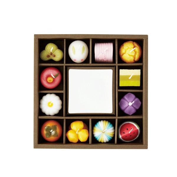 【お取り寄せ品※３〜４営業日】ひとつひとつ丁寧な手仕事で、美しい四季を表現した和菓子ローソク。白いお皿の燭台にのせ、火をつけると甘い香りがふんわり広がります。■仕様■小函寸法：W235×L228×H52mmセット内容：季節の和菓子12種　（...