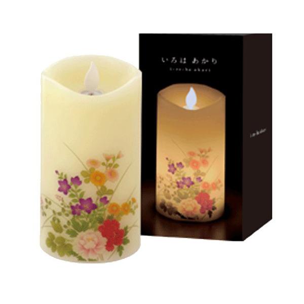 【お取り寄せ品※３〜４営業日】本物のロウを使ったリアルな質感と、自然な炎のゆらぎを再現したLEDローソク。和花をあしらった伝統的な柄が、仏壇や仏間を華やかに彩ります。対で使えば盆提灯としてもお使いいただけます。本体寸法 ：φ75×H140m...