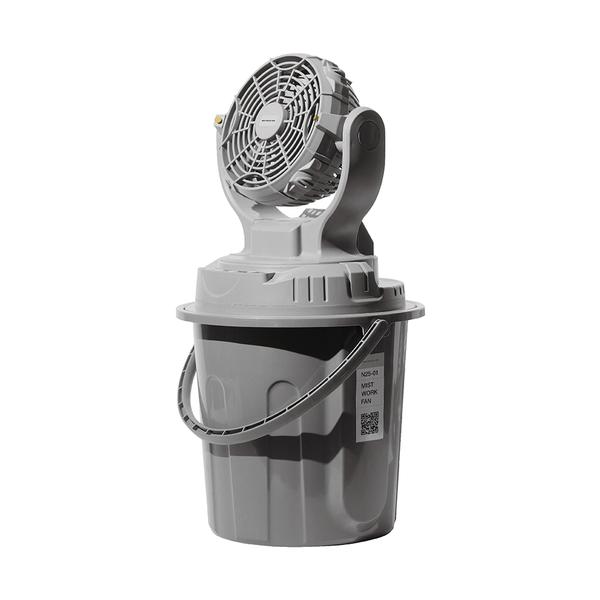 【お取り寄せ品■２〜４営業日出荷予定 】コードレスで使える小型ミストファン特長バケツの汲み上げと水道直結の2種類の給水方法です。バッテリー稼働でポータブルに使用できます。保管時はひっくり返してコンパクトに収納できます。用途休憩所や作業現場へ...