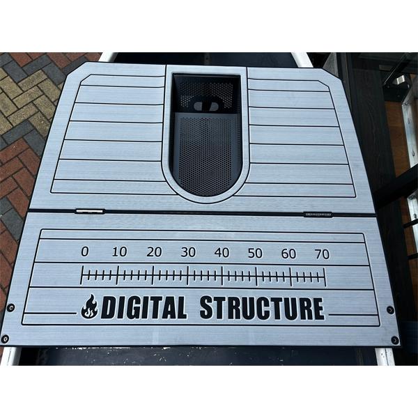 デジストから遂に！ツライチハイデッキが新登場！<br>スナガ・ヤマハ社の12ftボートに対応！<br><br>※特殊形状の船を除く <br>オプションパーツとして「ツライチロッドキーパー」も別...